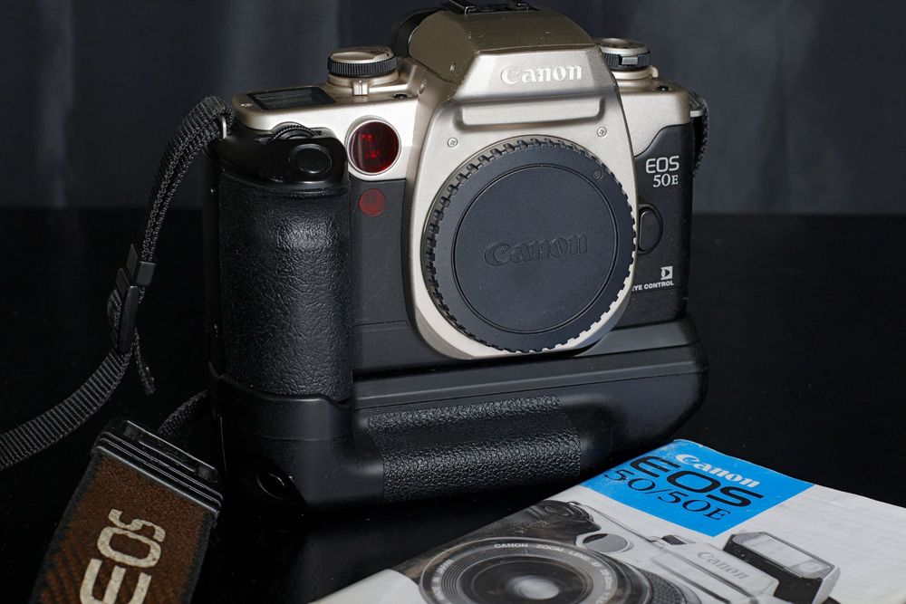 Analoge Spiegelreflex Kamera EOS 50 E inkl. Batteriegriff | Kaufen auf Ricardo