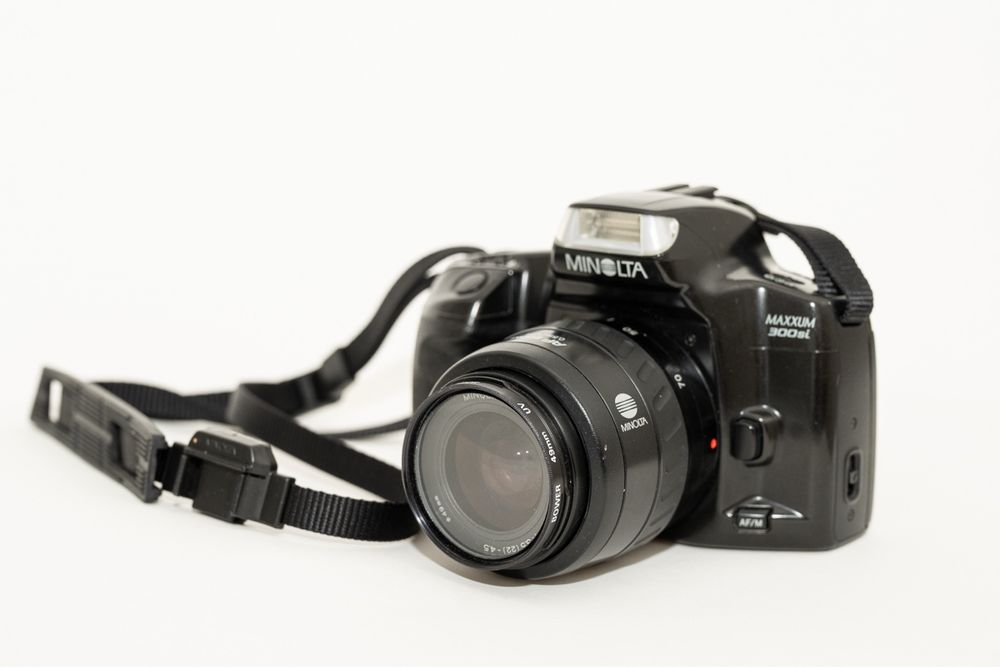 Minolta Maxxum 300si Film Camera with 35-70 mm Zoom Lens | Kaufen auf ...