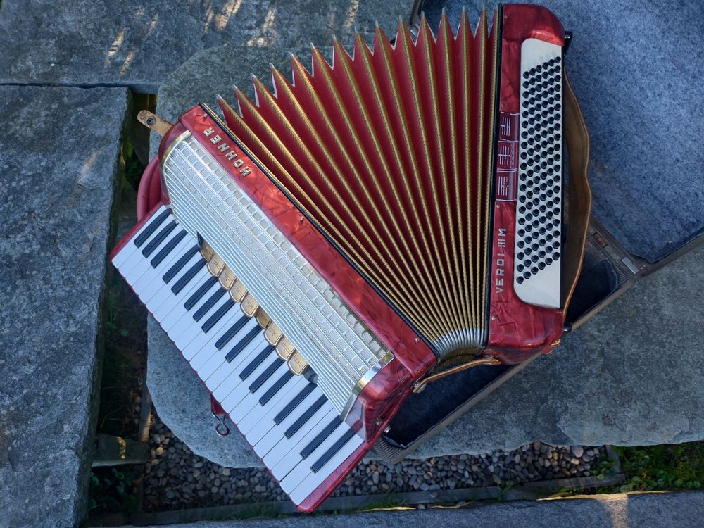 Hohner Verdi III Akkordeon Handzuginstrument + Koffer (Gebraucht) in Brittnau für CHF 100 – nur ...