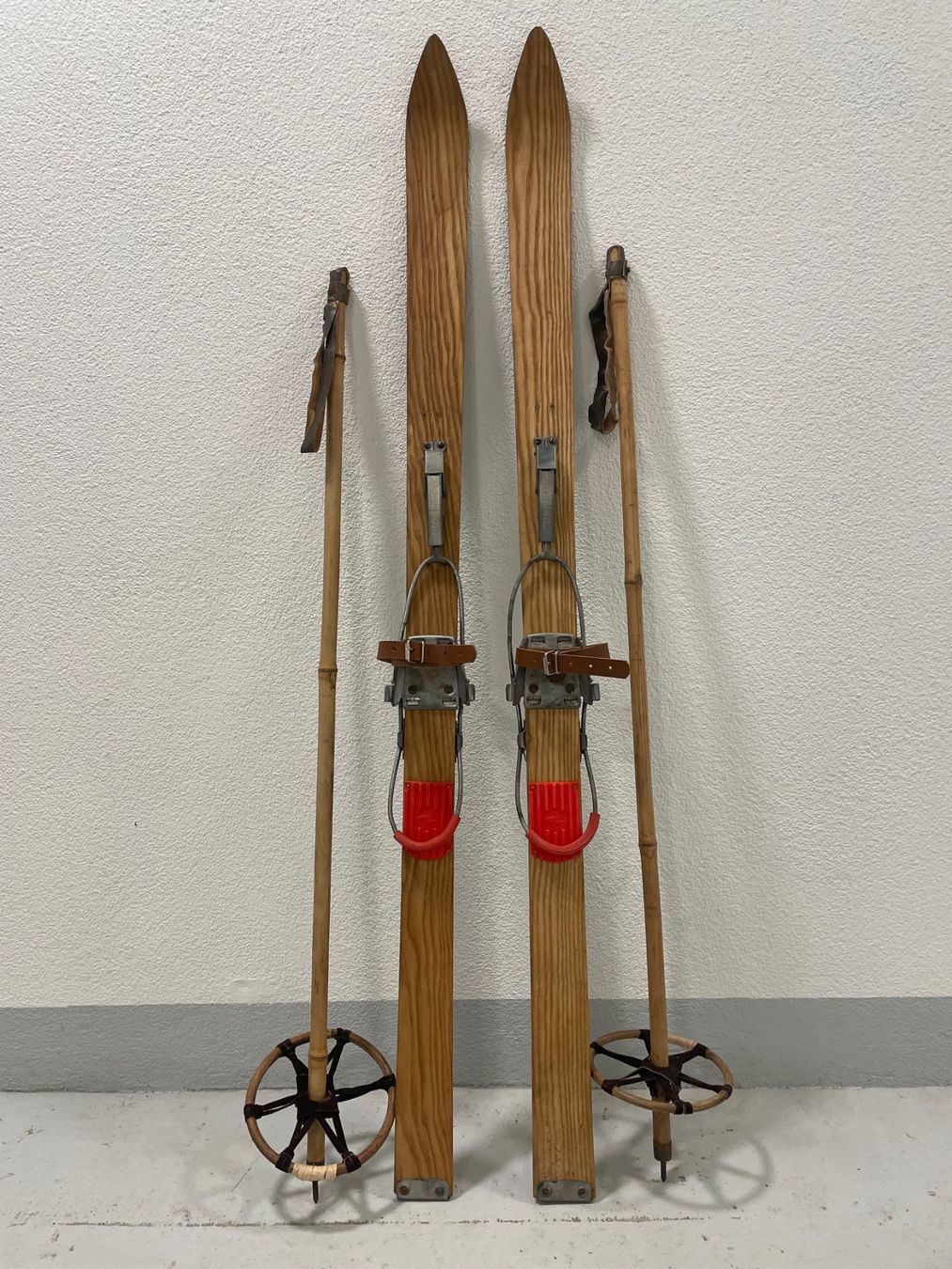 Ski (K 15), Holzski von ca. 1960 in top Zustand mit Stöcken (Gebraucht ...