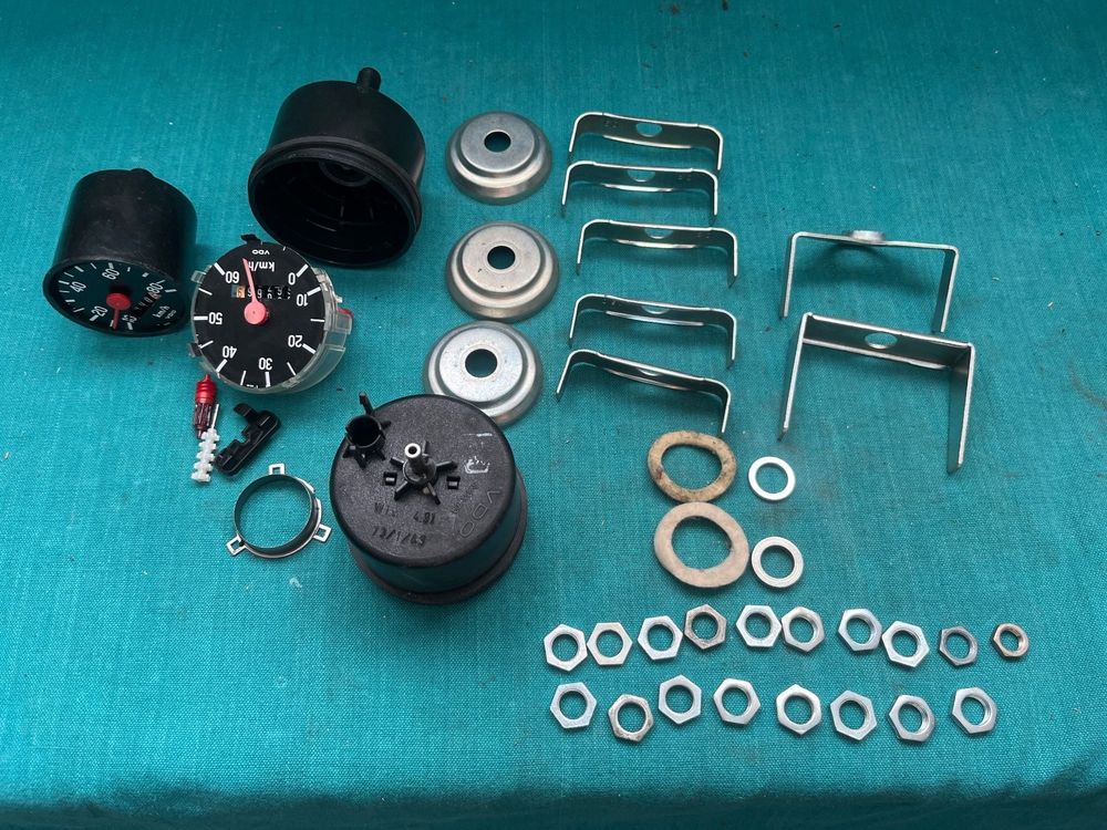 Konvolut Tacho Teile VDO, Piaggio defekt für Ersatzteile (Defekt) in für CHF 12 – mit Lieferung ...