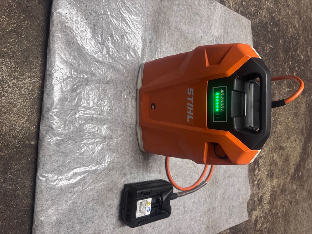 Neuwertige Akku Rückentragerbarer STIH AR 2000 L,mit Adapter (Neu ...
