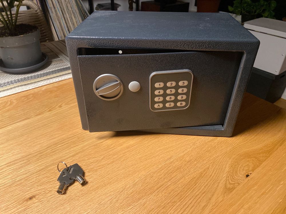 Safe mit Zahlencode und Schlüssel | Kaufen auf Ricardo