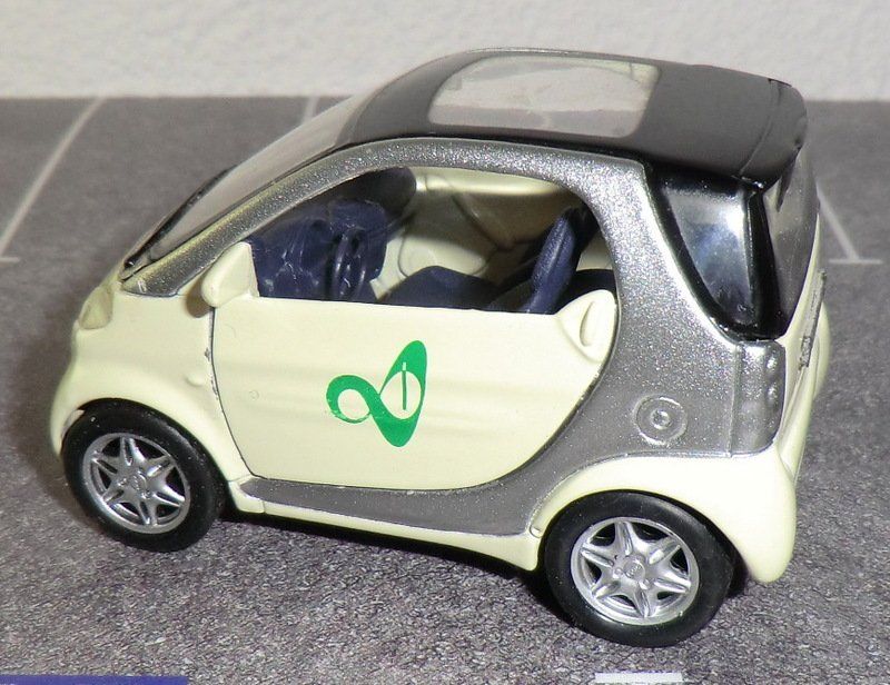 Maisto Smart City-Coupé 1:33 Türen öffnen Super Cool! (Gebraucht) in ...