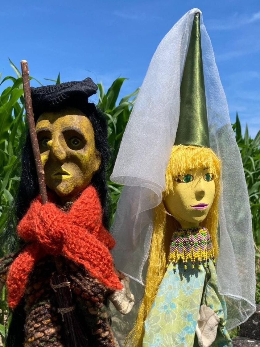 2 Handpuppen Kasperlifiguren Handarbeit + Holzständer (Gebraucht) in ...