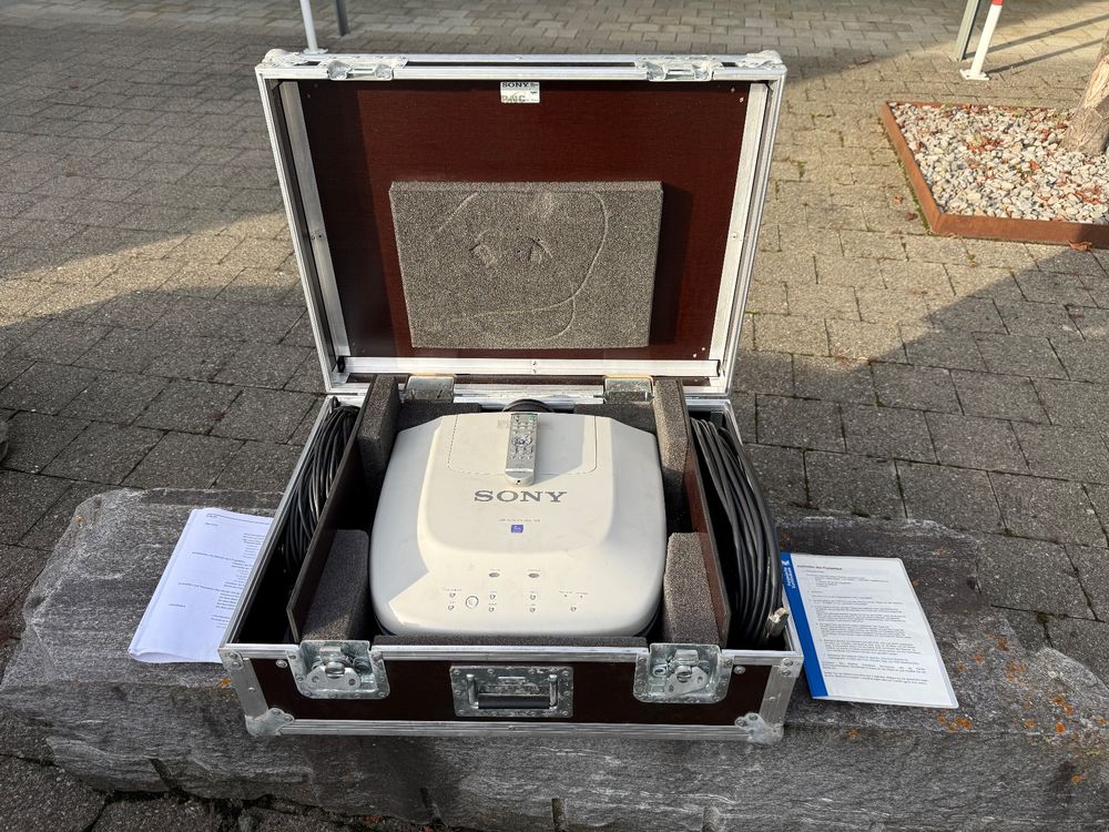 Sony VPL-FX50 XGA LCD Projektor mit Case, Top Zustand! (Gebraucht) in ...