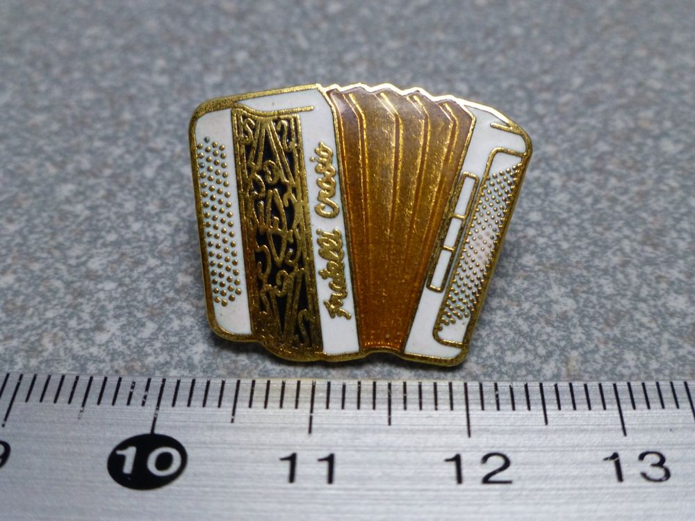 PIN PINS MUSIK Handorgel Ziehharmonika Harmonika (Gebraucht) in Gränichen für CHF 5 – mit ...