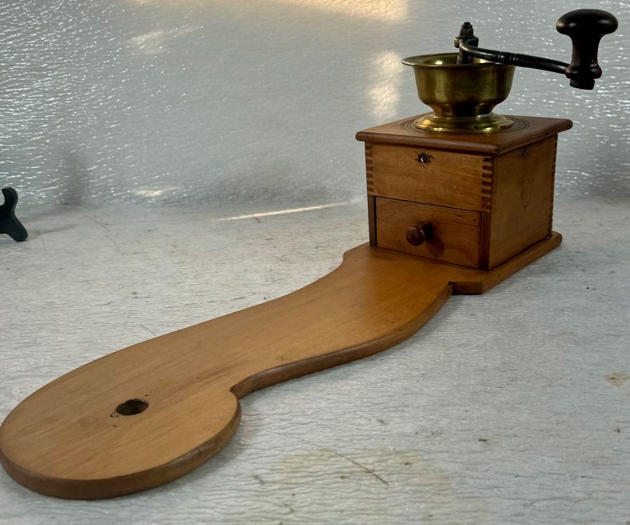 Antike Kaffeemühle mit Wandbrett, Holz & Messing, (Gebraucht) in Root für CHF 15 – mit Lieferung ...
