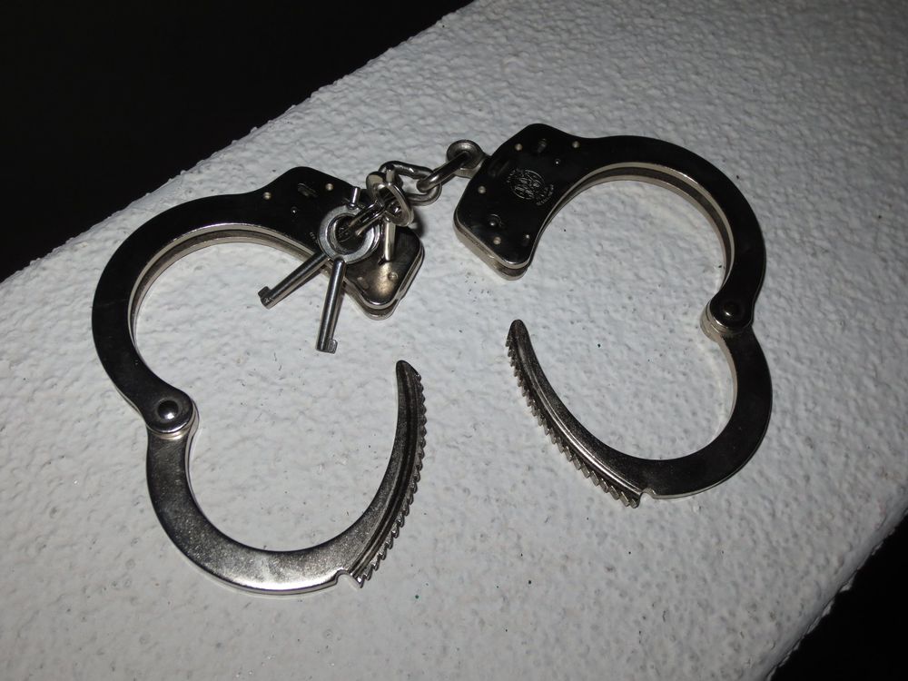 Handschellen > original SMITH & WESSON mit Schlüssel (Gebraucht) in Steinmaur für CHF 40 – mit ...