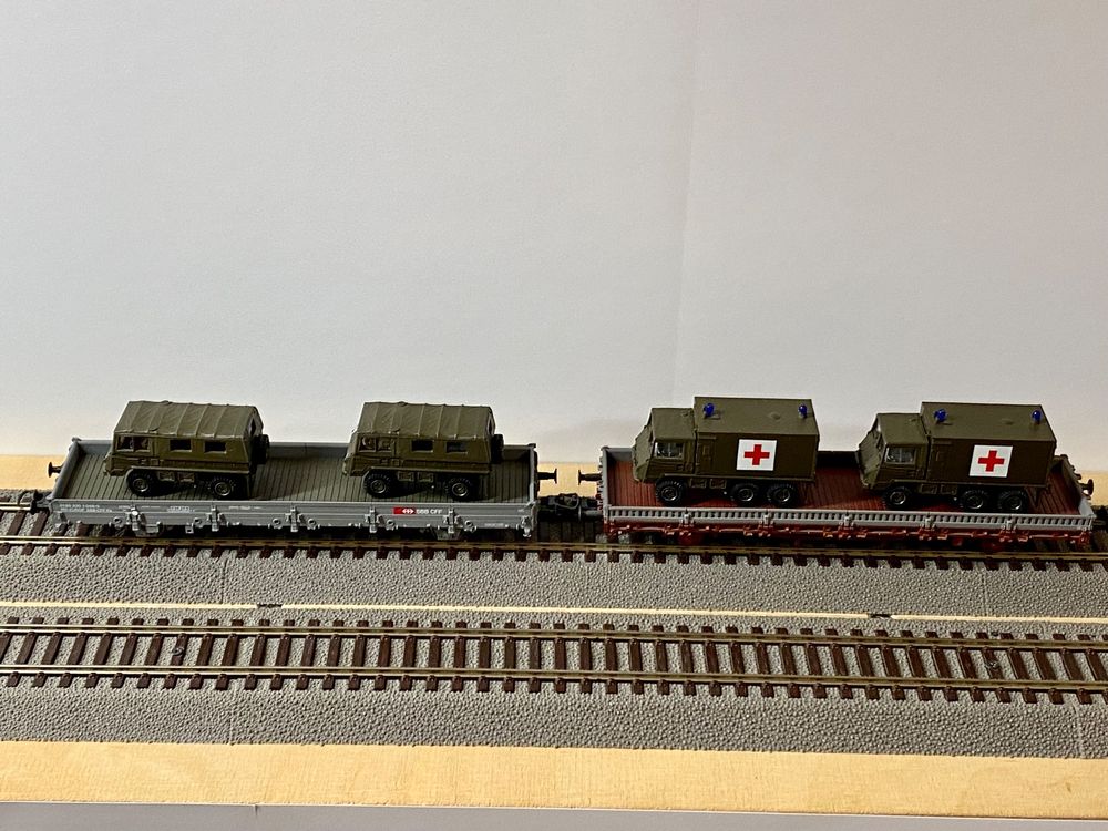 2 x Roco (H0 GS) SBB Rungenwagen Ks mit Militär-Fahrzeugen (Gebraucht) in Zürich für CHF 55 ...