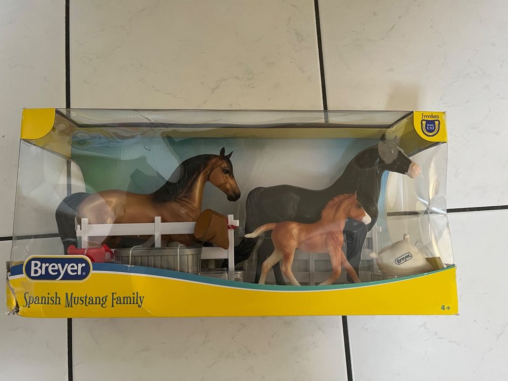 Breyer Spanish Mustang Family (Neu und originalverpackt) in Oetwil am ...