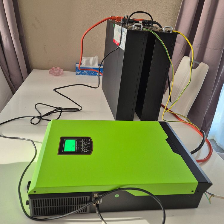 Solar Hybrid Inverter Edison 5KW mit 2 Pylon je 2.4kWh (Gebraucht) in ...