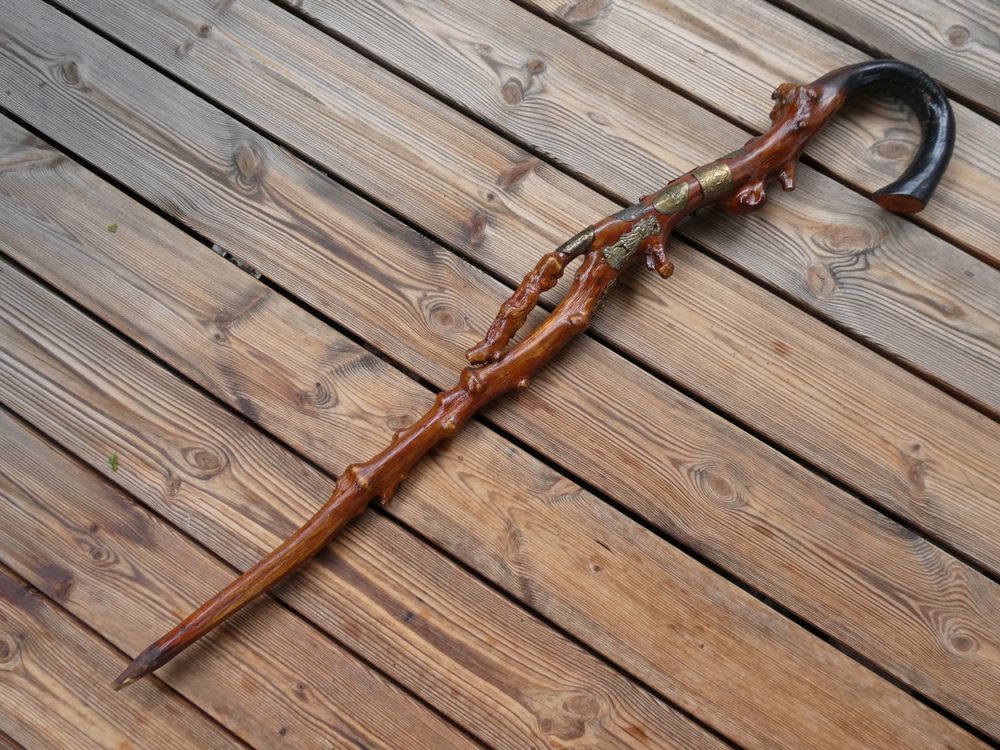 antiker knorriger Spazierstock Wanderstock mit 9 Abzeichen (Gebraucht) in für CHF 29 – mit ...