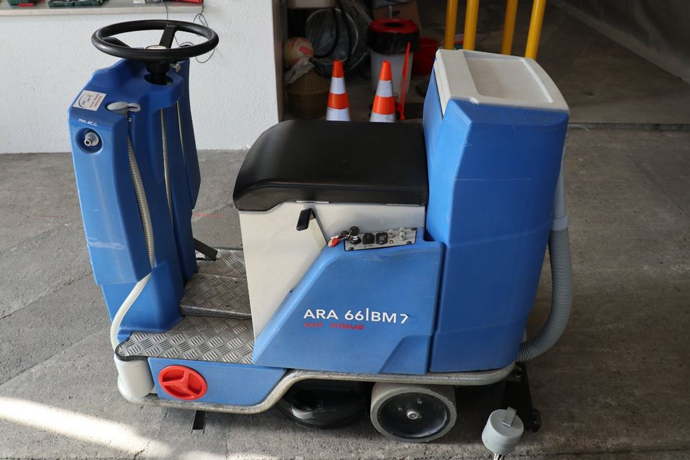 Aufsitz-Reinigungsautomat "COLUMBUS" 70 Liter ARA 66 BM 70 | Kaufen auf Ricardo