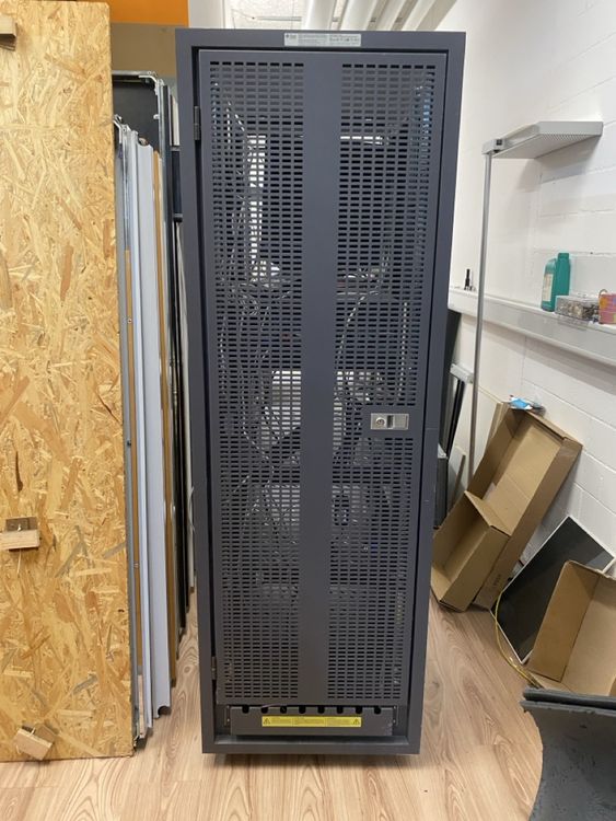Sun StorEDGE Server Rack mit Netgear Switch und Zubehör (Gebraucht) in ...