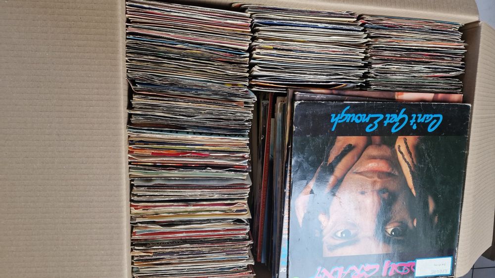 For sale 53 LPs and 270 7" Singles. (Gebraucht) in Estavayer-le-Lac für ...