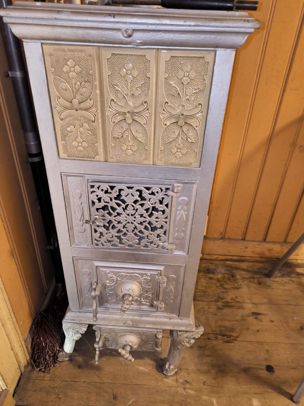 Vintage Swiss Wood-Burning Stove - Cozy Winter Heat Source (Gebraucht ...