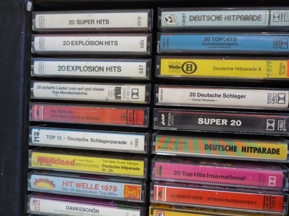 (Set 16) - 32x Kassetten Hitparade Pop 70s 80er + Koffer (Gebraucht) in ...