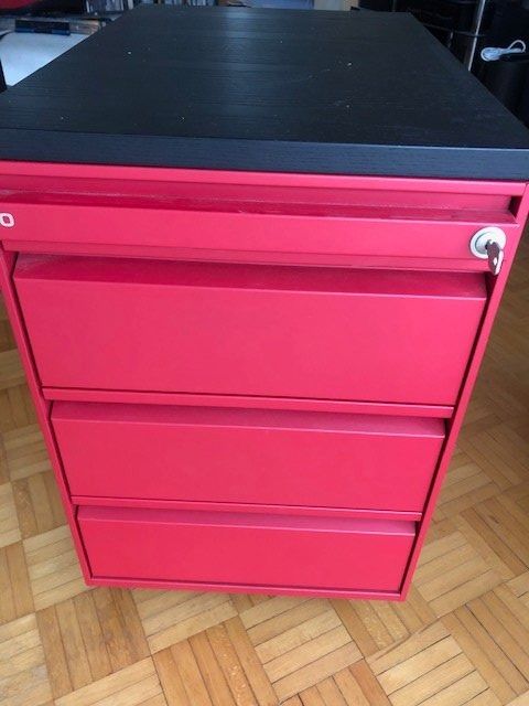 Lista Office Korpus für Pult rot mit schwarzem Holzbrett (Neu (gemäss ...