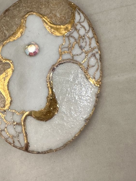 Handgemalte Porzellan-Brosche – signiert J. Müller (Neu (gemäss ...