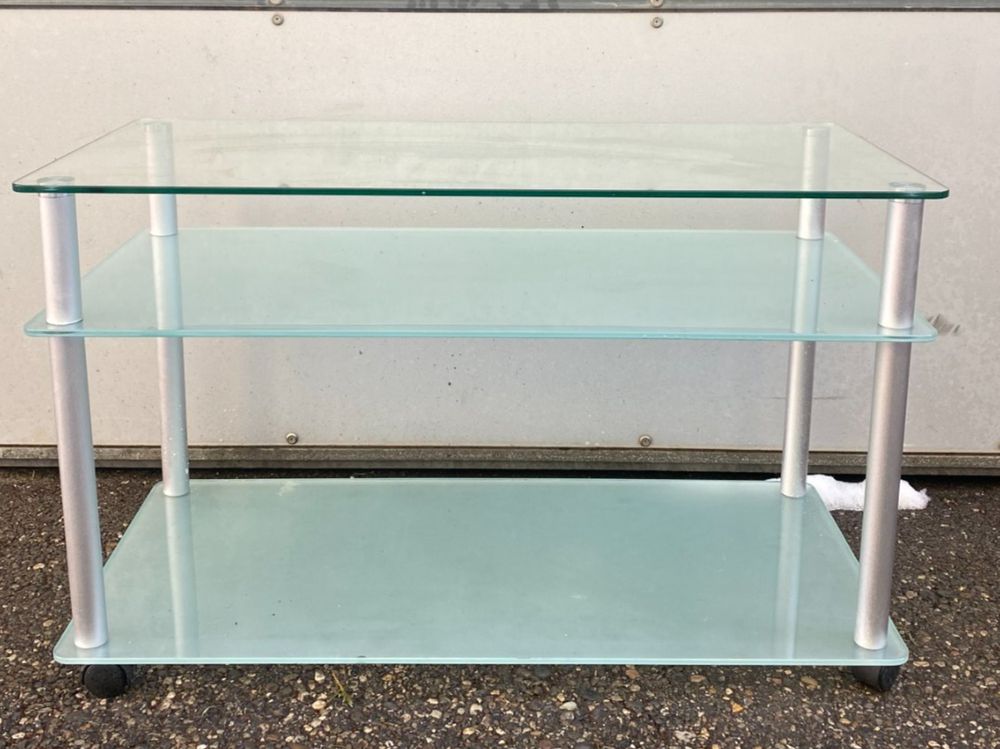 Moderner Glas-TV-Tisch mit 3 Etagen auf Rollen (Gebraucht) in 4852 ...