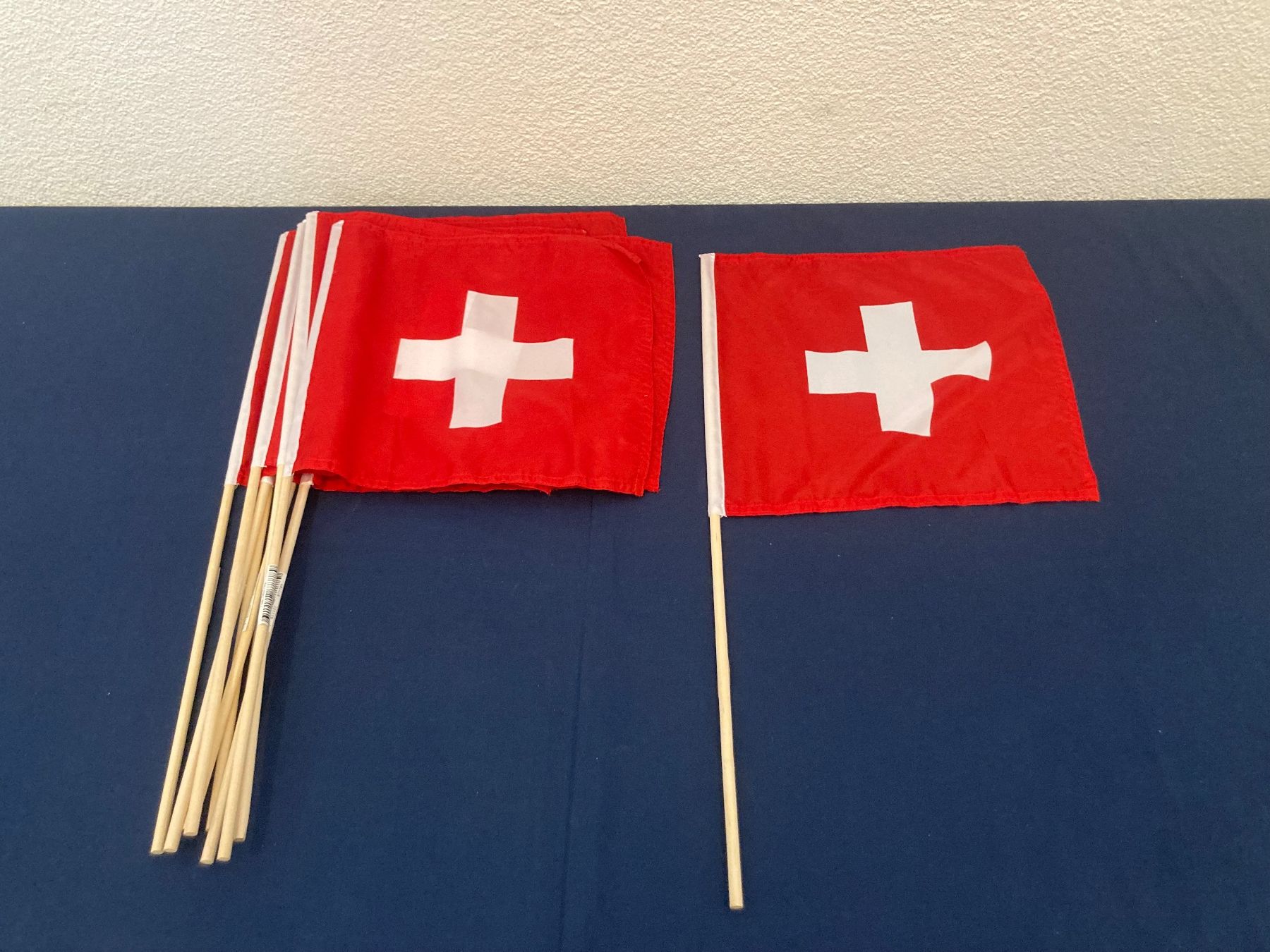 Schweizer Fahnen 10 Stück, 30x30x60cm (Neu und originalverpackt) in ...