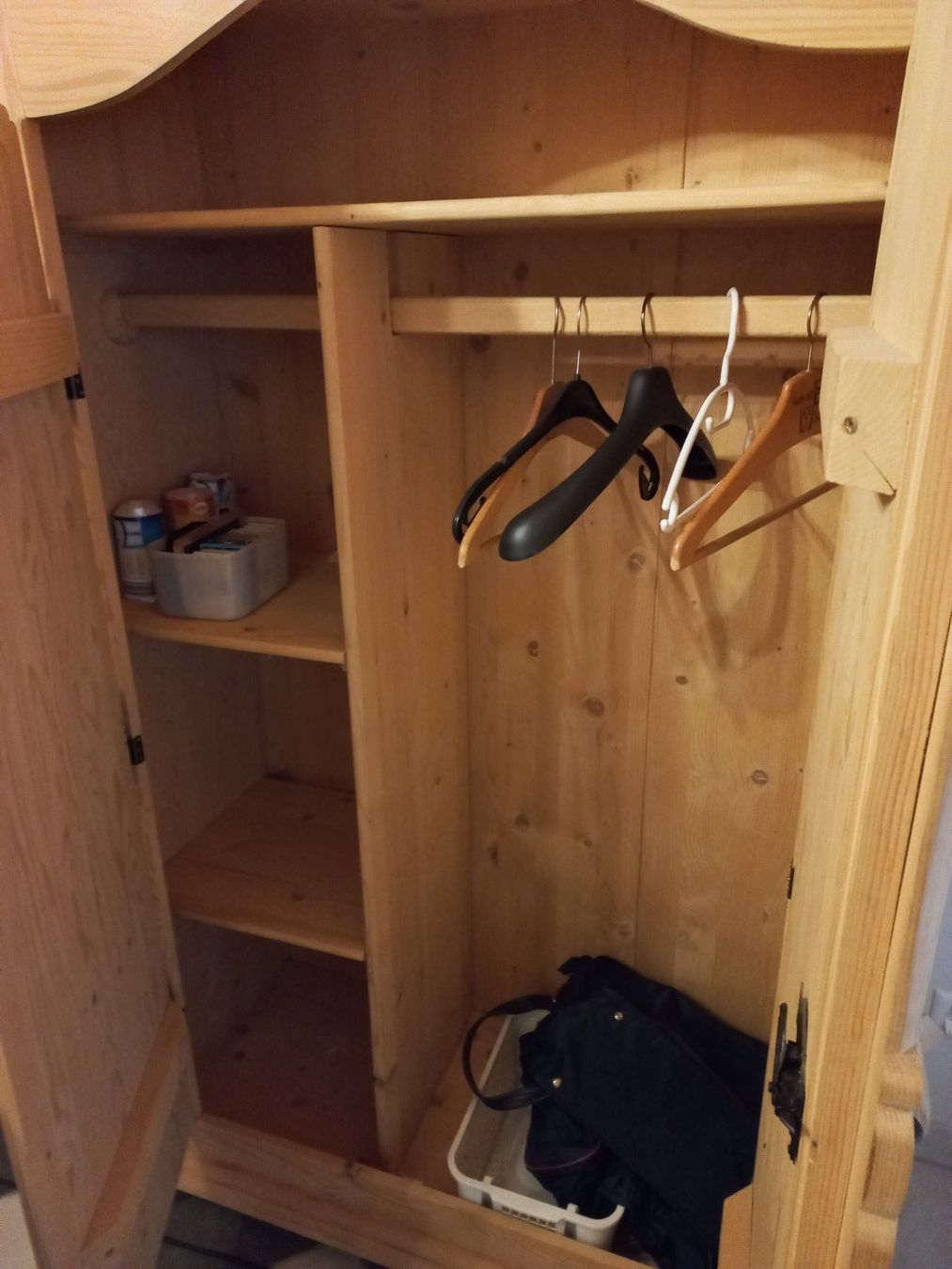 Massiver Schrank, Holz, hell, dekorativ, Vintage Look (Gebraucht) in ...
