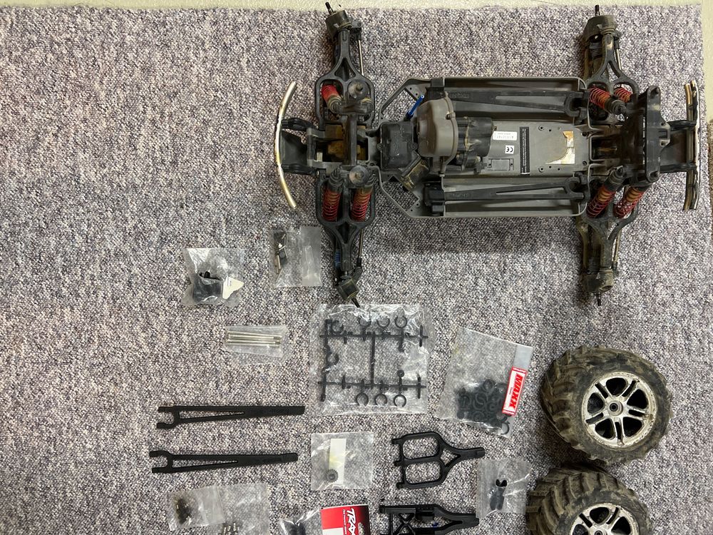 Traxxas E-Maxx Brushless Roller mit Ersatzteilen (Gebraucht) in ...