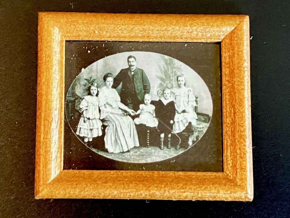 Fotorahmen (Holz, klein, Familie) für Puppenstuben. Handarb. (Neu und ...