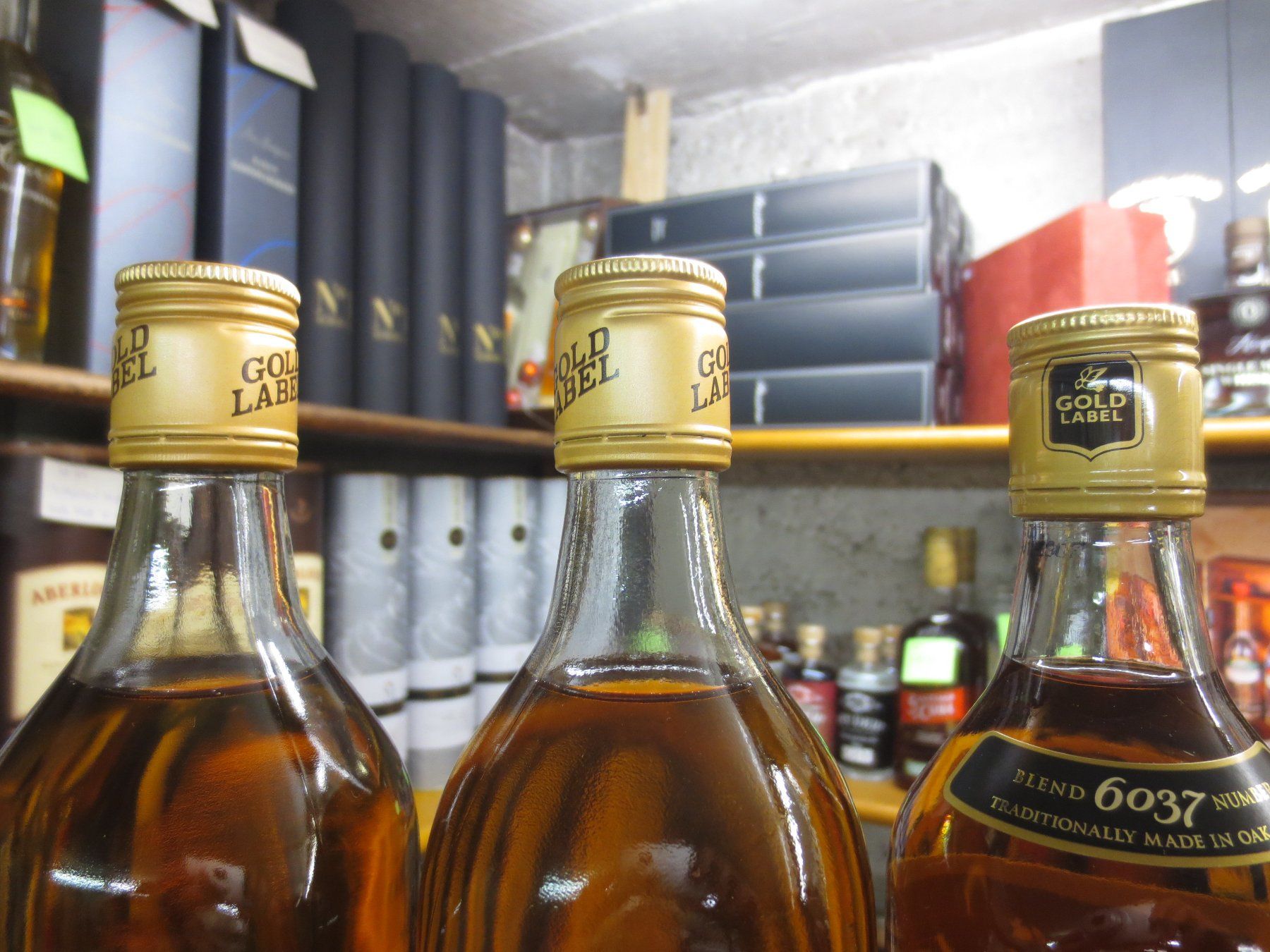 3 Fl. Gold Label Old Scotch Whisky 70cl. 40 Vol. (Lot 171) (Neu (gemäss ...