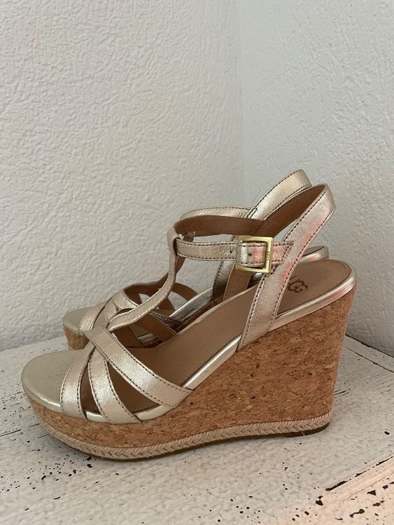 NEUE UGG Plateau-Sandalette zu verkaufen (Neu (gemäss Beschreibung)) in Gattikon für CHF 39 ...