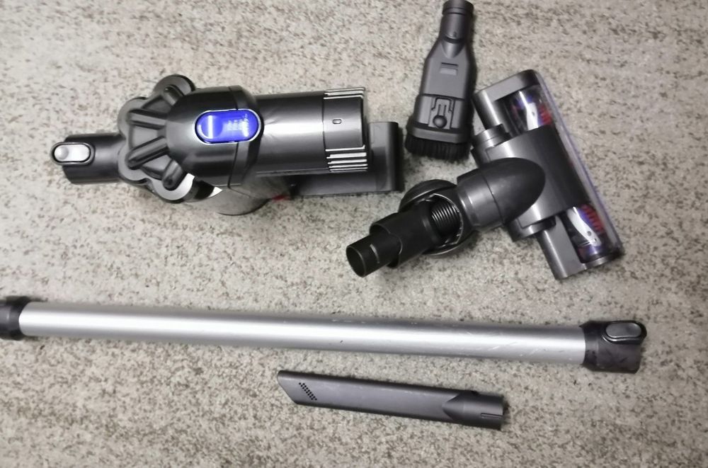 Dyson Akku-Staubsauger mit Zubehör | Kaufen auf Ricardo Dyson Akku-Staubsauger mit Zubehör | Kaufen auf Ricardo