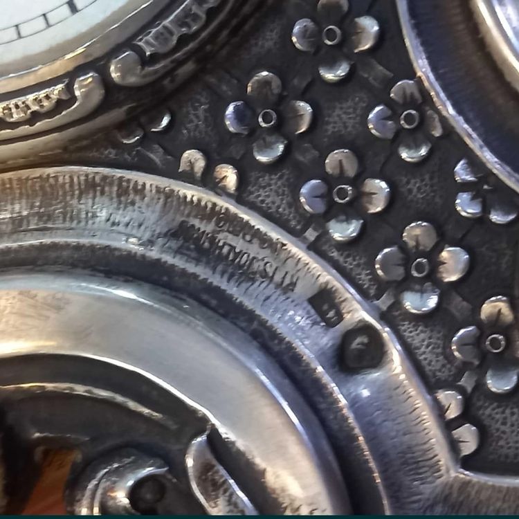 Horloge de table en bois de rose et sanglier argente | Kaufen auf Ricardo