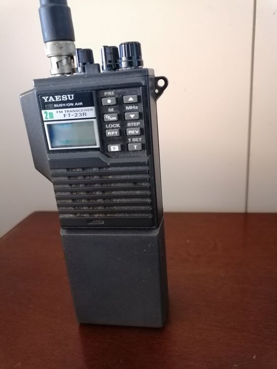 YAESU FT-23R 2m FM Transceiver mit Ladestation CA-2 (Defekt) in Schafisheim für CHF 12 – mit ...