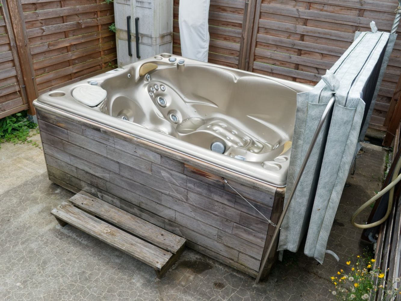 Jacuzzi extérieur usagé, ☀️ 4 places, à donner. (D'occasion) à Grolley ...