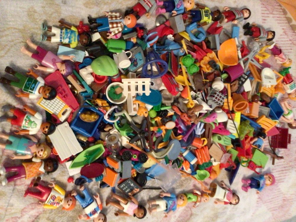 Viele Playmobil teile mit Kinder Play mobil Figuren (Gebraucht) in Zürich für CHF 15 – mit ...