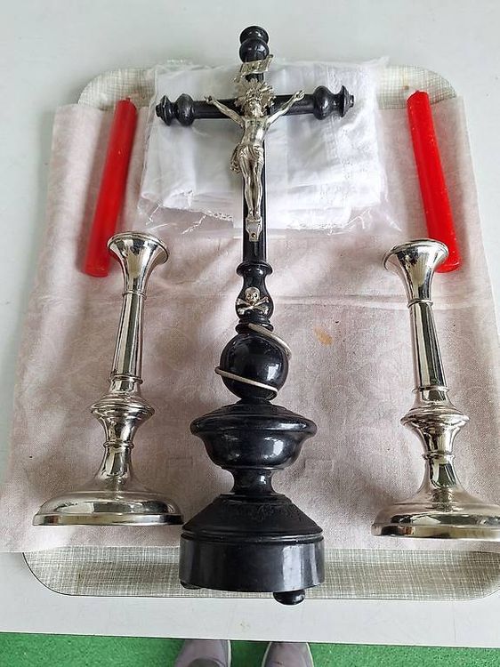 Abzugeben "Kreuz und Kerzenhalter". (Gebraucht) in Wolhusen für CHF 25 – nur Abholung auf ...