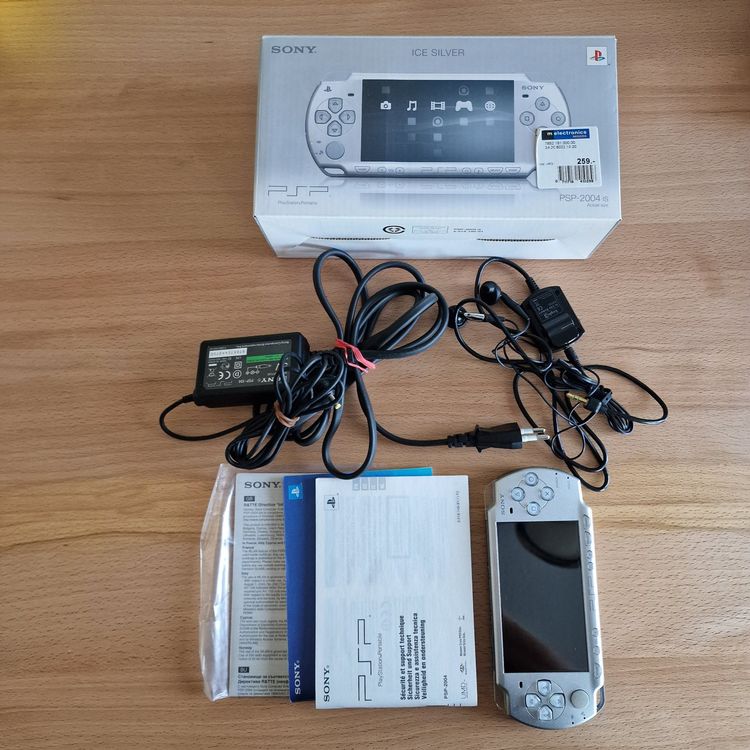 Sony PSP, ice silver, inkl. OVP, Ladekabel und mehr (Gebraucht) in ...