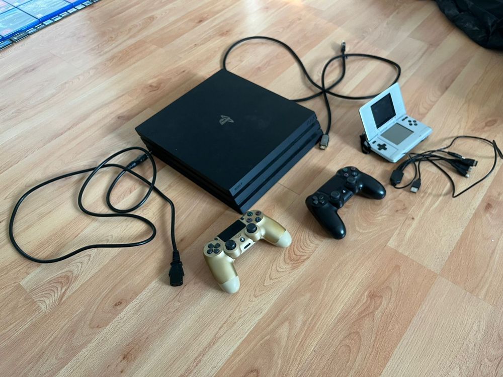 Playstation 4 Pro + 2 Controller + Nintendo DS mit Kabeln (Gebraucht ...