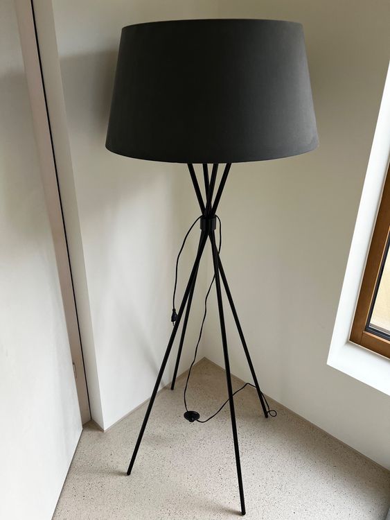 Stehlampe von BoConcept mit grauem Schirm & schwarzen Beinen (Gebraucht) in Sissach für CHF 200 ...