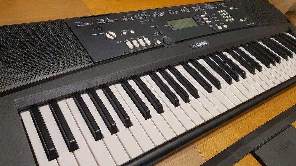 Yamaha Keyboard EZ220 mit Pedal (Gebraucht) in Adliswil für CHF 120 – mit Lieferung auf Ricardo ...