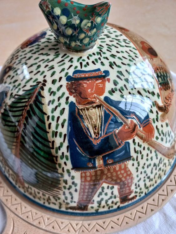 Wunderschöne, handgemachte Keramik-Käseglocke mit Holzbrett (Gebraucht ...