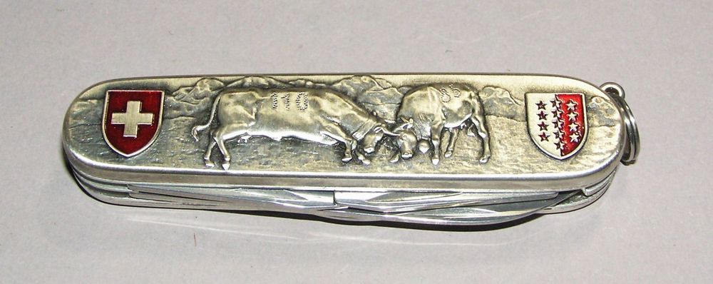 VICTORINOX TASCHENMESSER KÄMPFENDE ERINGER KÜHE (Gebraucht) in Grenchen ...