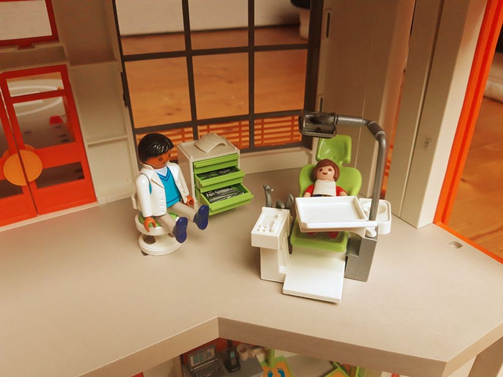 Playmobil Kinderklinik (3 Stöcke) mit Landeplatz (Gebraucht) in Wattwil für CHF 110 – mit ...