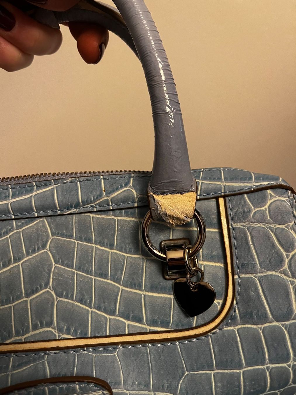 Sac baby blue Guess (D'occasion) à La Tour-de-Trême pour CHF 10 – avec ...