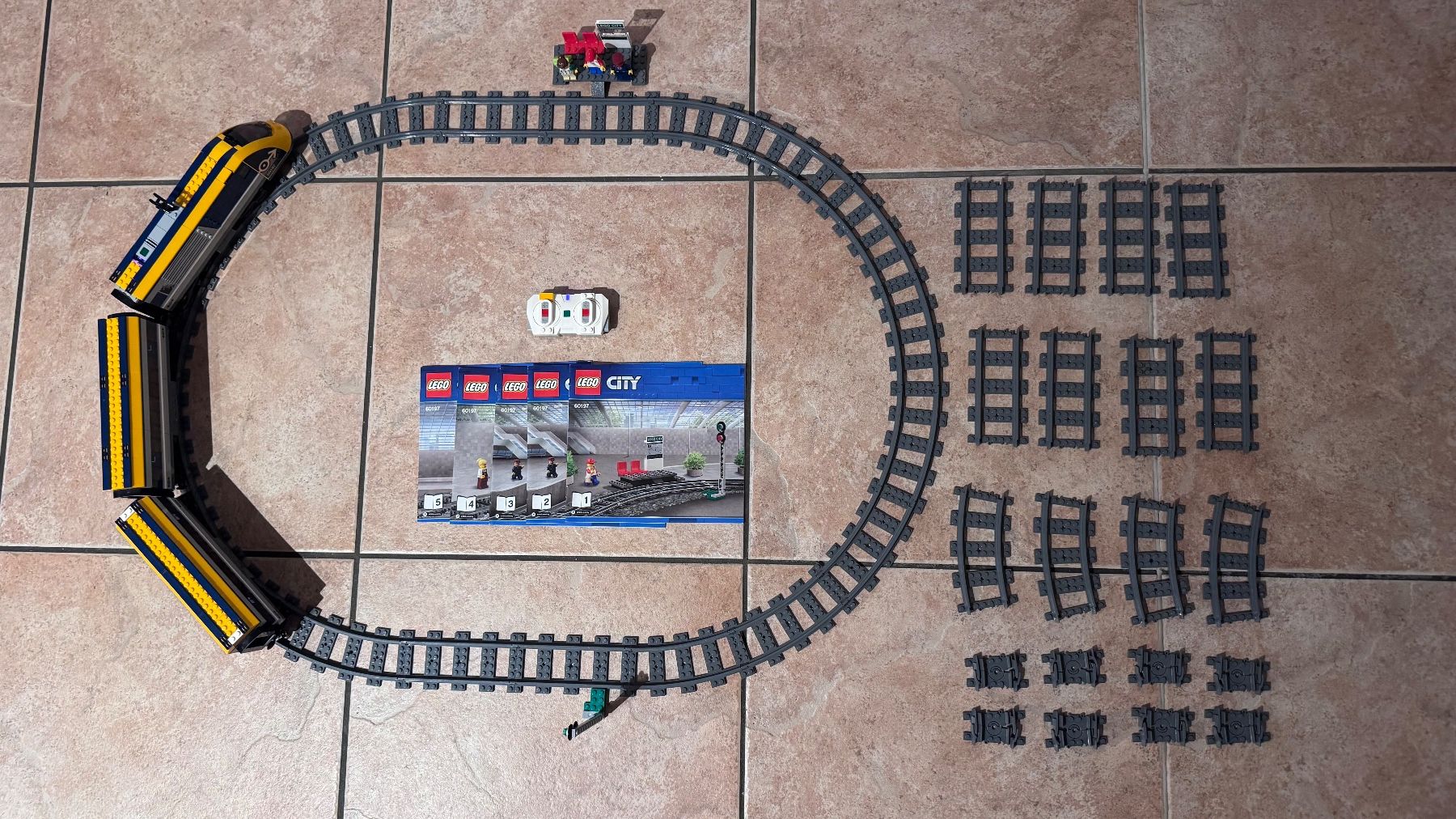 Lego : train télécommandé 60197 + Pack rails 60205 (Gebraucht) in ...