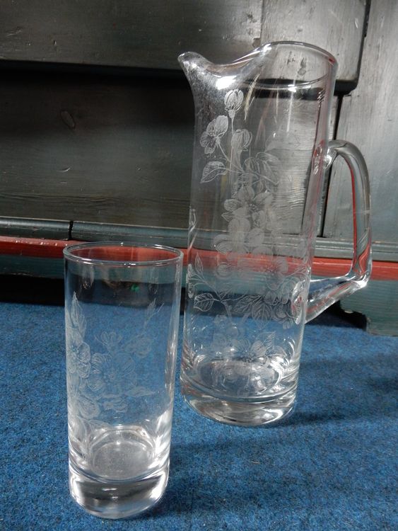 Glaskaraffe mit Trinkglas mit Rosensujet Wildrose Unikat (Gebraucht) in Jona für CHF 11 – mit ...