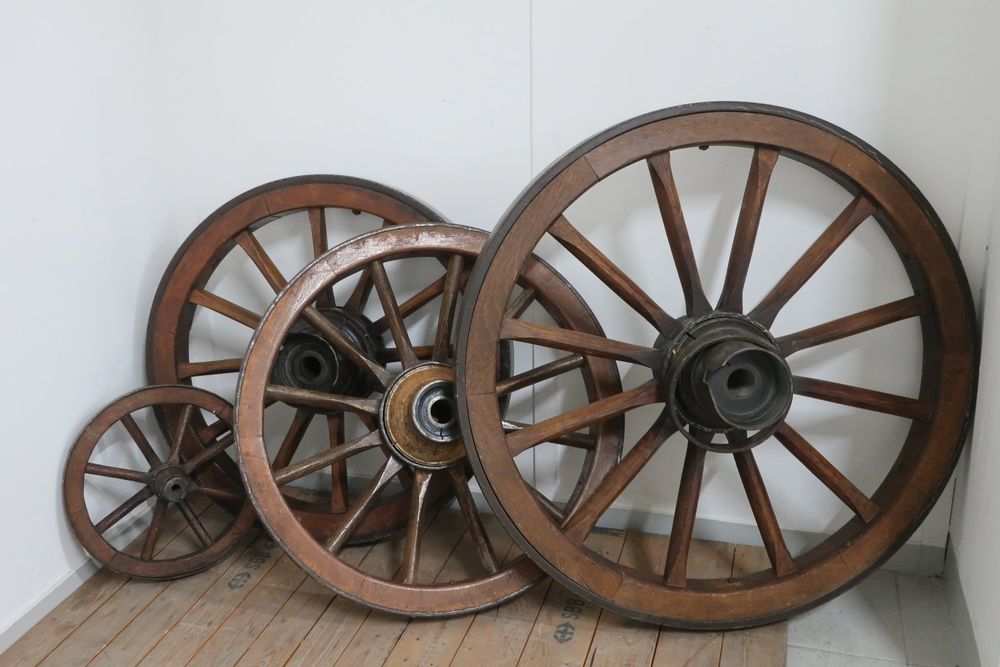 4 diverse antike Holz-Wagenräder | Kaufen auf Ricardo