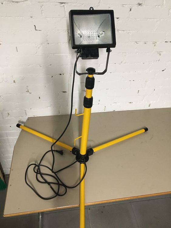 Arbeits Scheinwerfer mit Stativ ausziehbare Höhe 180cm | Kaufen auf Ricardo