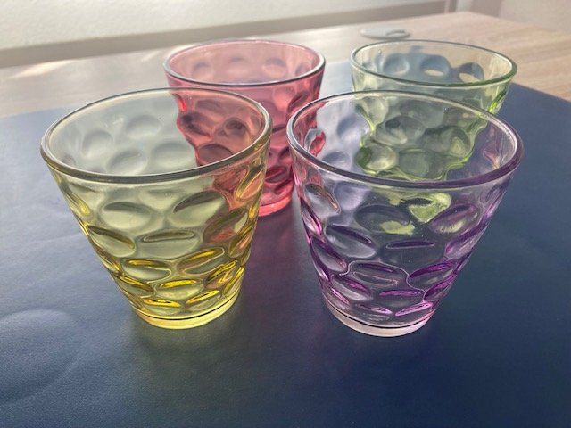 4er Set farbige Gläser Noppen Design 🍹🍹 (Gebraucht) in Ennenda für CHF ...